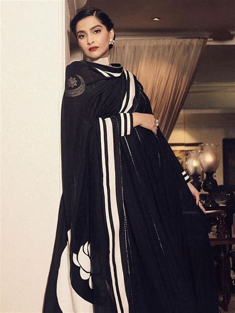 ब्लैक एंड वाइट अनारकली में स्टाइलिश मॉम सोनम कपूर Tv9 Bharatvarsh