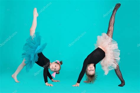 Очаровательная молодая гимнастка позирует — Стоковое фото © Gaura 69 71444275