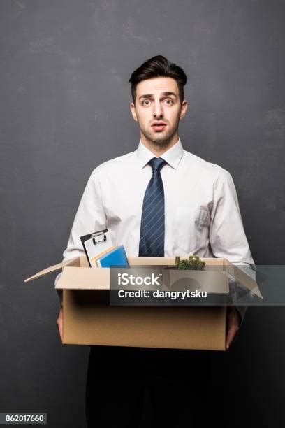 해 고 지 고 회색 배경에 그의 물건 상자를 들고 하는 공식적인 마모에 잘생긴 사업가 감독에 대한 스톡 사진 및 기타 이미지 감독 개념 개념과 주제 Istock