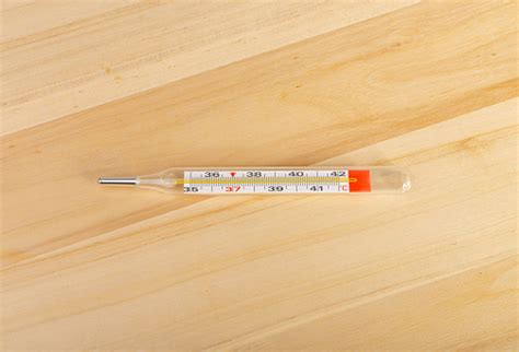 나무 배경의 의료 온도계 온도 측정 발열 유리 의료 온도계 상위 뷰 0명에 대한 스톡 사진 및 기타 이미지 0명 건강 진단
