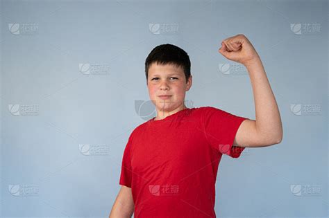 十几岁的男孩试图看起来强壮