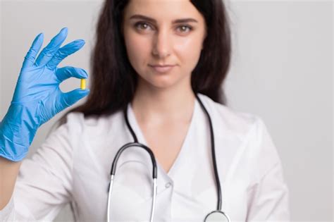 Médica segurando comprimidos prescritos para tratamento do paciente