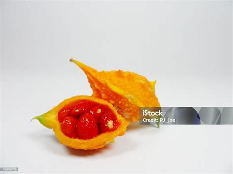 쓴 맛 조롱 박 쓰라린 멜론 쓴 맛 조롱 박 Bittersquash 봉 선화 배 흰색 배경에 고립 된 고 야 0명에 대한 스톡