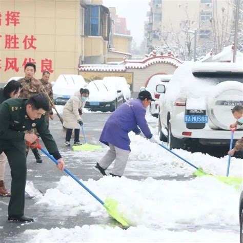 河南省军区郑州第六干休所积极主动清理积雪老首长工作阿姨