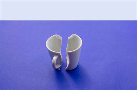 깨진 컵 깨진 유리 부품 그릇 반쪽 또는 깨진 흰색 컵 분해 또는 사고 및 절단 개념 0명에 대한 스톡 사진 및 기타 이미지 Istock