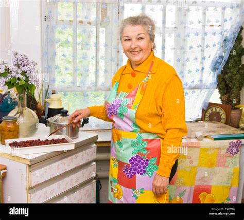 Бабушка На Кухне 65 фото