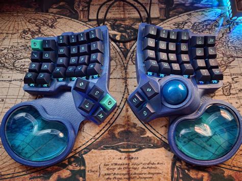 dactyl manuform with a resin wrist rest r ergomechkeyboards