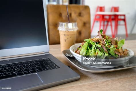 매운 돼지 고기 샐러드와 테이블에 아이스 커피와 현대 노트북 건강한 생활방식에 대한 스톡 사진 및 기타 이미지 건강한 생활방식 건강한 식생활 그릇 Istock