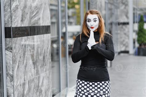 El Niña Con Maquillaje De El Mímica Improvisación Mímica Muestra