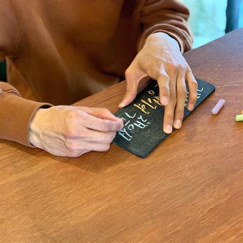 무명서점 한 사람을 위한 작은 서점 책은선물 을 여는 오늘의 서점지기는 게으르고 부지런하게