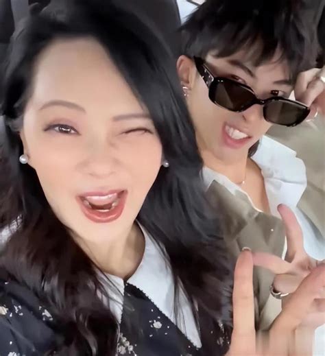 伊能静与庾澄庆携手亮相恩利首秀，朱一龙深情演绎《情非得已》引共鸣