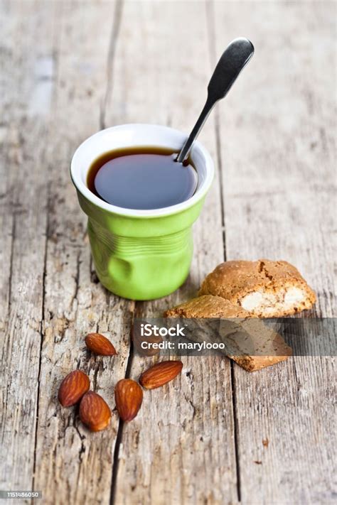 커피 한잔 신선한 이탈리아 쿠키 Cantuccini 및 루 틱 나무 테이블 배경에 아몬드 너트 0명에 대한 스톡 사진 및 기타