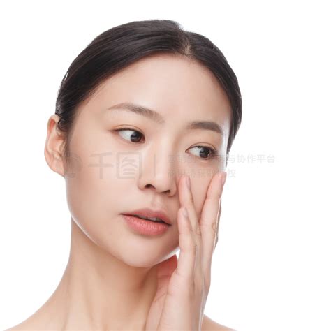 白色背景高清图片 年轻美女妆面美容肖像 人像图片免费下载 jpg格式 3648像素 编号69409398 千图网