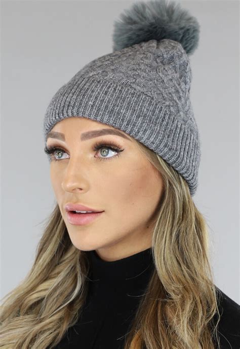 Grijze Gebreide Muts Met Kabelpatroon En Pompons Uwantisell Nl