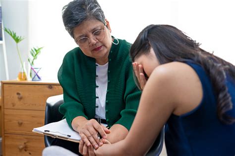 아시아 심리학자 의사는 젊은 우울한 여성과 심리 치료 세션을상의합니다 20 24세에 대한 스톡 사진 및 기타 이미지 20