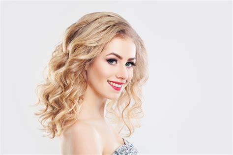 길고 건강한 곱슬머리 맑은 피부 쾌활한 미소를 지닌 행복한 미소 짓는 금발 여성 페이셜 트리트먼트 헤어케어 미용 개념 18 19세에 대한 스톡 사진 및 기타 이미지 Istock