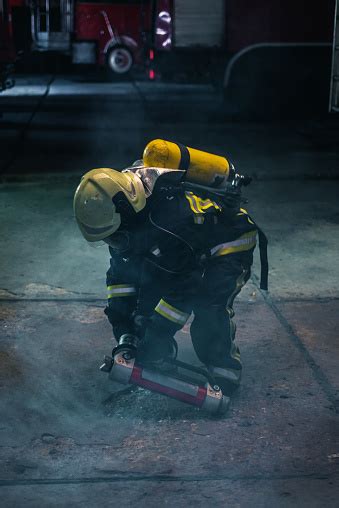 헬멧을 쓰고 모든 안전 장비를 착용한 여성 소방관의 초상화가 토마호크를 들고 연기로 둘러싸인 실내에서 산소 마스크를 착용하고 있습니다 20 24세에 대한 스톡 사진 및 기타