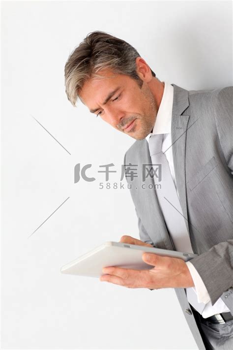 商人站在灰色背景与触摸板西服人物特写高清摄影大图 千库网