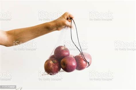 흰색 배경에 신선한 제철 사과가 가득한 재사용 가능한 친환경 가방 가방에 대한 스톡 사진 및 기타 이미지 가방 감소 개념 Istock