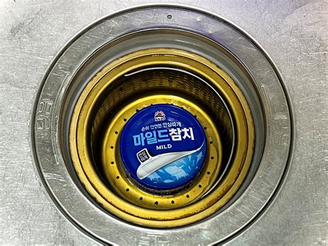 배수구에 참치캔을 넣어 보세요 싱크대 냄새 싹 사라집니다 텐꿀팁