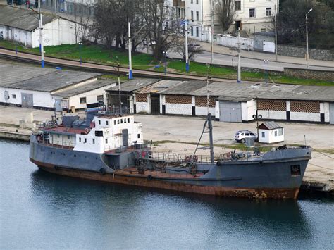 Базовое наливное судно БНС-16500 у причала в Южной бухте Севастополя