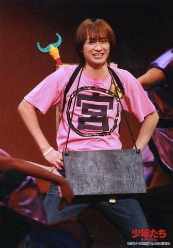 駿河屋 Kis My Ft2宮田俊哉ライブフォト・膝上・衣装ピンク黒・両手腰太陽からの手紙（男性生写真）