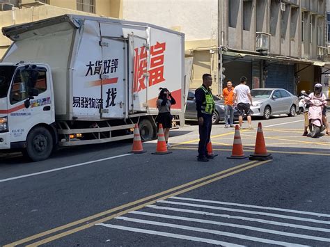 （貨車超高卡涵洞片）大貨車未注意限高撞涵洞卡住 警到場清理散落貨物助脫困