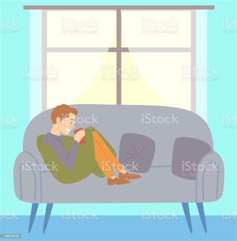 아파트에서 커피나 차를 마시고 소파에 앉아 있는 남자 집에서 혼자 시간을 보내는 사람 가구에 대한 스톡 벡터 아트 및 기타
