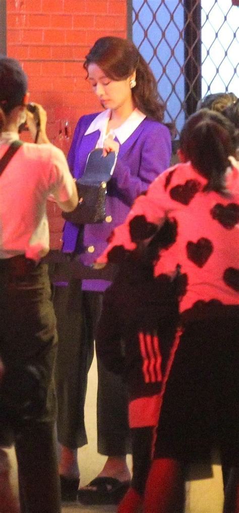 45歲林心如接新戲，燙復古捲髮重回「瓊瑤年代」，神情嚴肅又高冷 每日頭條