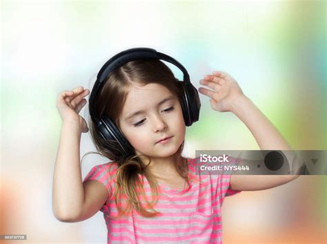 하위 여자아이 문닫음 아이즈 청취하기 음악 헤드폰 Mp3 플레이어에 대한 스톡 사진 및 기타 이미지 Mp3 플레이어 고요한