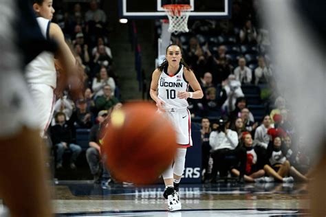 Nika Mühl sets UConn women s single season assist record