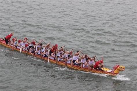 Hàng ngàn người đội mưa cổ vũ đua thuyền trên sông Nhật Lệ