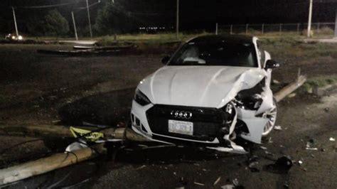 Conductor Destroza Su Auto De Lujo Con Poste