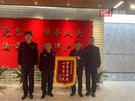 包包放在车内离奇失踪，驾驶员凌晨报警，民警连夜查看视频解开谜团