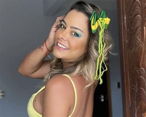 Larissa Riquelme In Bathing Suit Asks Which Date Is Better — Celebwell