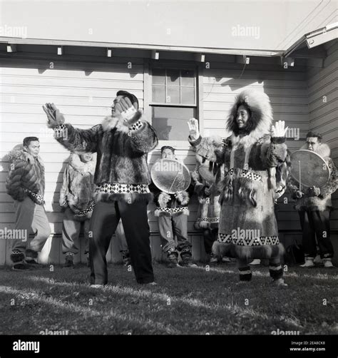 Alaskan einheimisches kleid -Fotos und -Bildmaterial in hoher Auflösung ...
