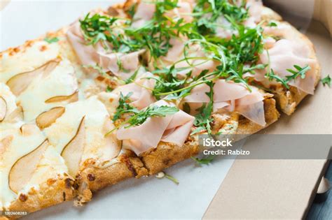 배달 상자에 배 치즈 프로슈토핀사 로마나 흰색 배경에 Scrocchiarella 미식 이탈리아 요리 전통 요리를 들고 있습니다