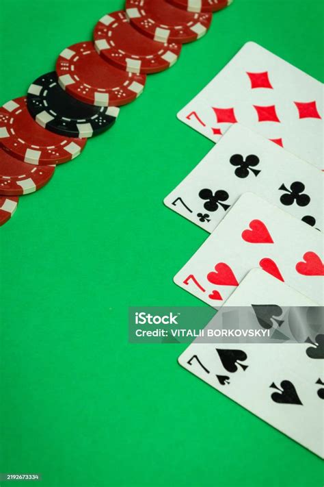 4 종류 또는 쿼드의 조합으로 승리 한 카드는 녹색 테이블과 칩에 깔끔하게 배치됩니다 분위기는 포커 게임에서의 기분 좋은 승리에 대한 흥분으로 가득 차 있습니다 0명에 대한