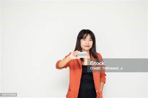 사무실의 흰색 콘크리트 벽 배경에 빈 흰색 모의 카드를 손에 들고 매력적인 아시아 비즈니스 여성 30 34세에 대한 스톡 사진