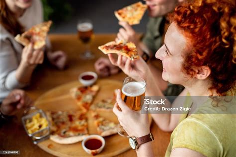 행복한 여자는 맥주를 마시고 술집에서 친구들과 피자를 먹고 레스토랑에 대한 스톡 사진 및 기타 이미지 레스토랑 맥주 생활 방식 Istock