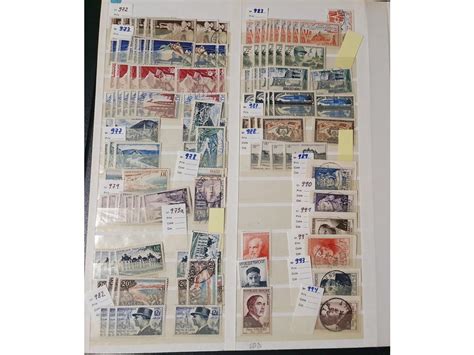 carton contenant classeurs de timbres poste de France neufs et oblitérés divers Quelques