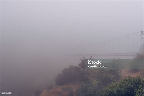 산암석의 동굴 도시에 있는 칸조레스크 현수교의 안개 보기 아르메니아 풍경 명소 안개 에 버려진 유적 대기 스톡 사진 0명에 대한