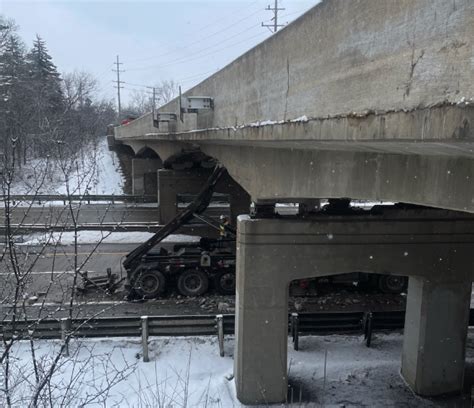 I 94 Eb At Liberty Shut Down Indefinitely After Semi Truck Crashes Into