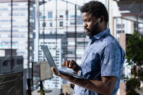 Free Photo Programmer Testing And Debugging Company Software