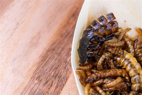 Larvas De Madera Frita Gusanos De Harina Y Cucaracha En Una Tabla De