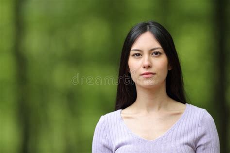 严肃的亚洲女人看着你 库存图片 图片 包括有 照相机 烟灰缸 偶然 室外 庭院 态度 纵向 331606121