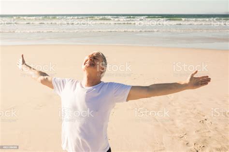 활성 수석 남자 팔 뻗은 해변에서 연습 요가 60 64세에 대한 스톡 사진 및 기타 이미지 60 64세 60 69세 갈색