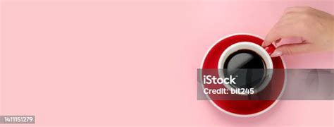 색상 배경에 빨간 컵에 커피 커피잔에 대한 스톡 사진 및 기타 이미지 커피잔 0명 갈색 Istock