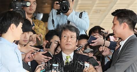 피해자 조사받는 문성근 검찰 출석