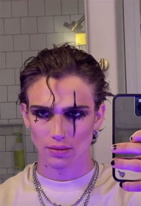 Pin by 𝙆𝙋𝙊𝙋𝙂𝙍𝘼𝙁𝙄𝘼 16 on Guardado rápido Boy halloween makeup